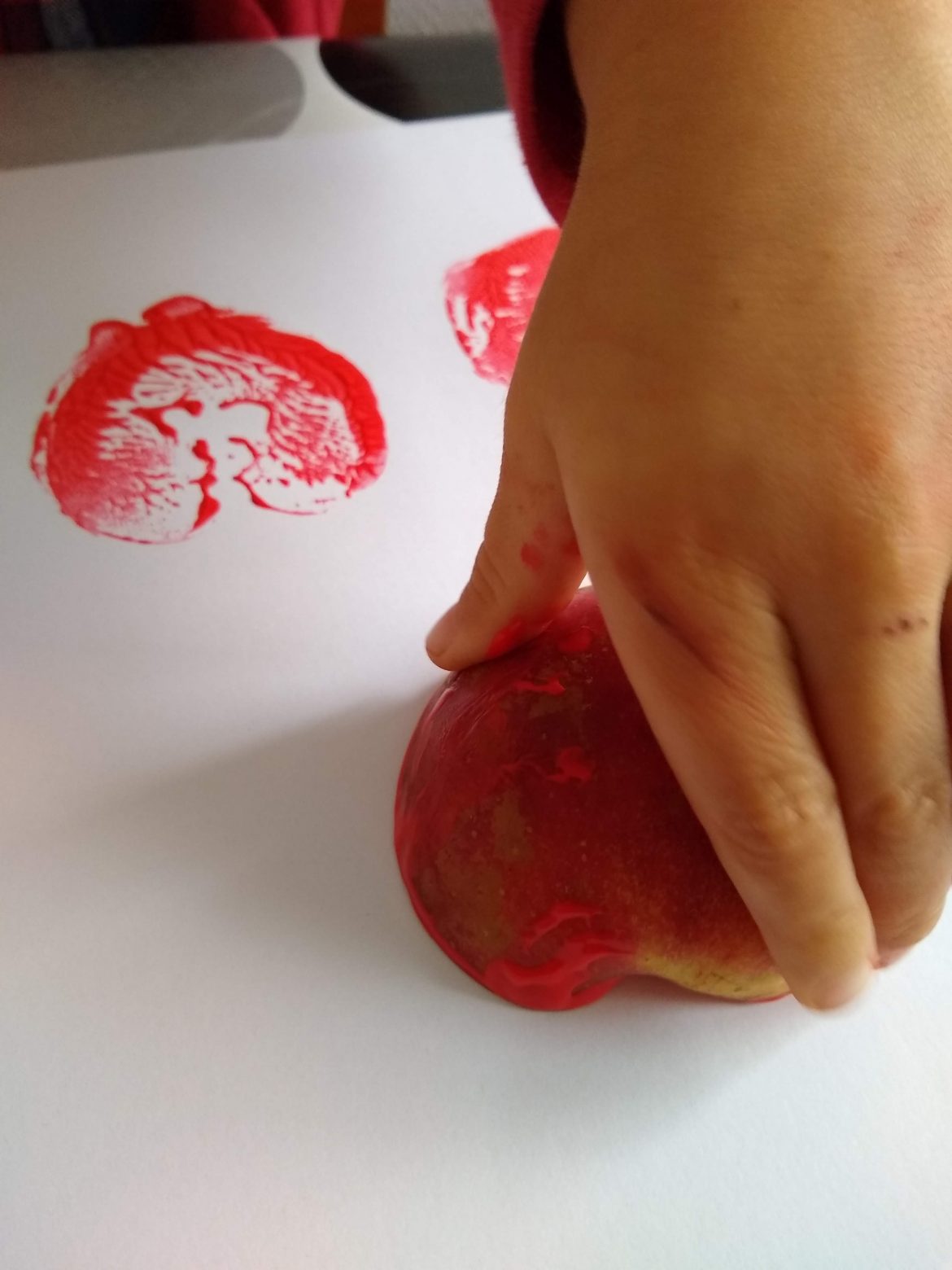 How to Print Apples with Kids