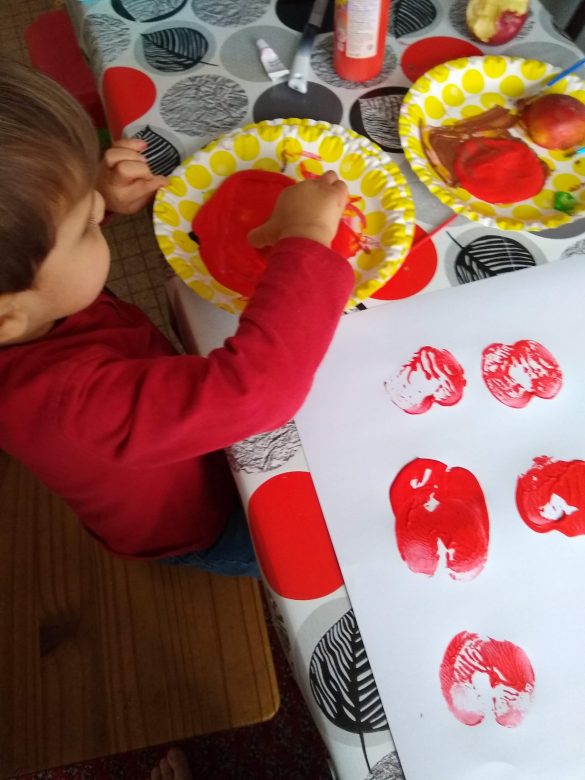 How to Print Apples with Kids